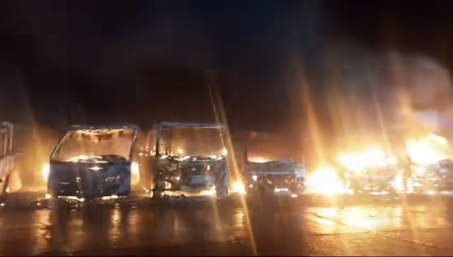 17 BUSES SE QUEMARON TRAS INCENDIO EN PLAYA ANCHA - Analiza Maule